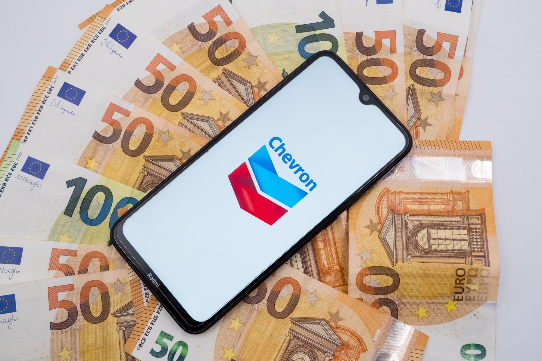 Še en velik naftni prevzem, Chevron bo odštel 50 milijard evrov ...