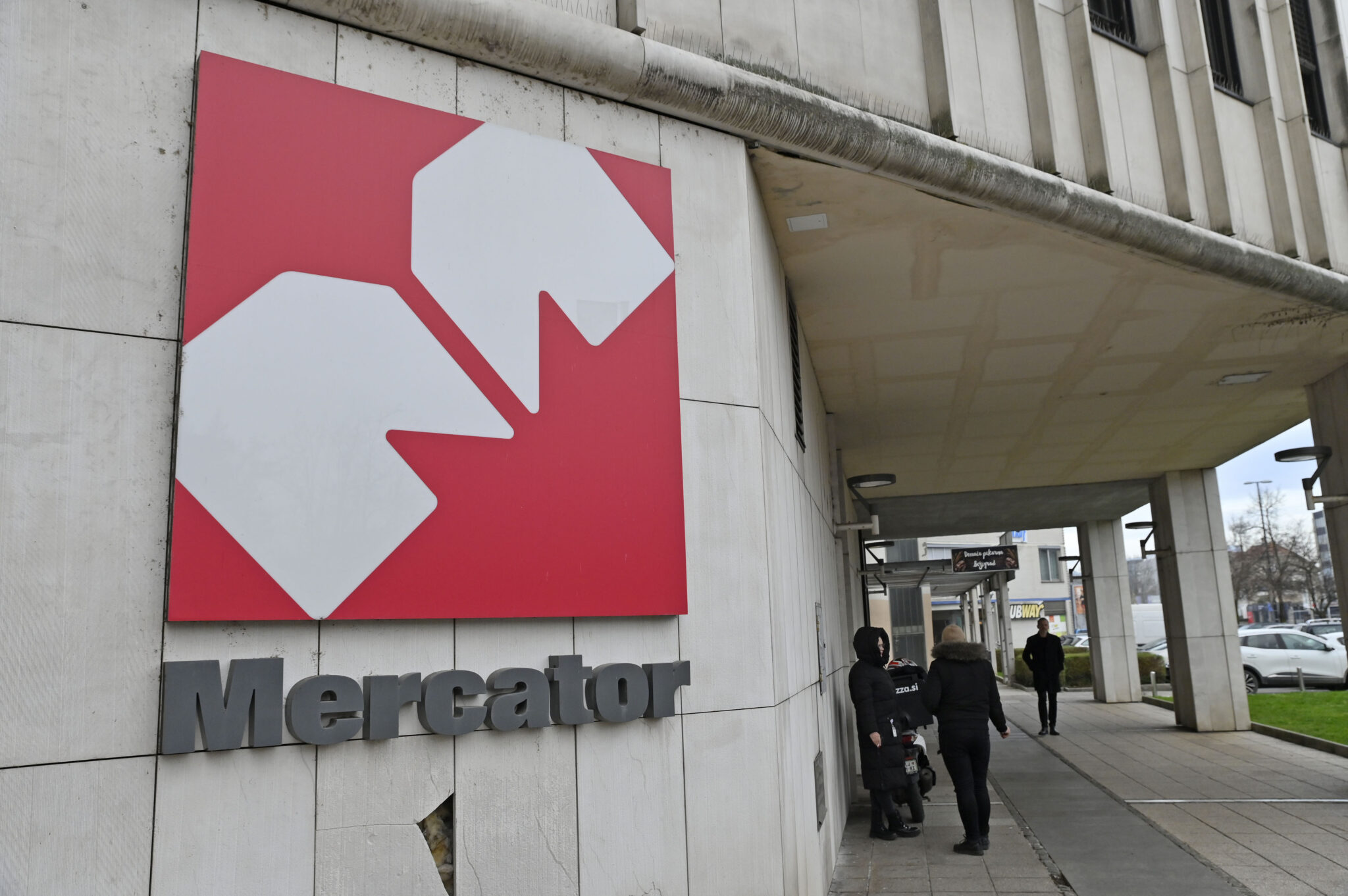 Lastniška prerivanja v lastnici Mercatorja proti vrelišču