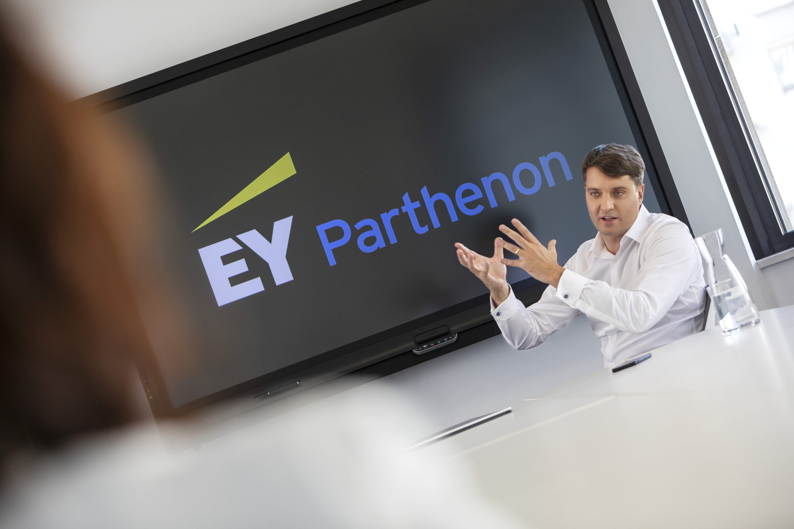 Domen Zadravec, EY-Parthenon: "Umetna inteligenca pomeni odlično ...