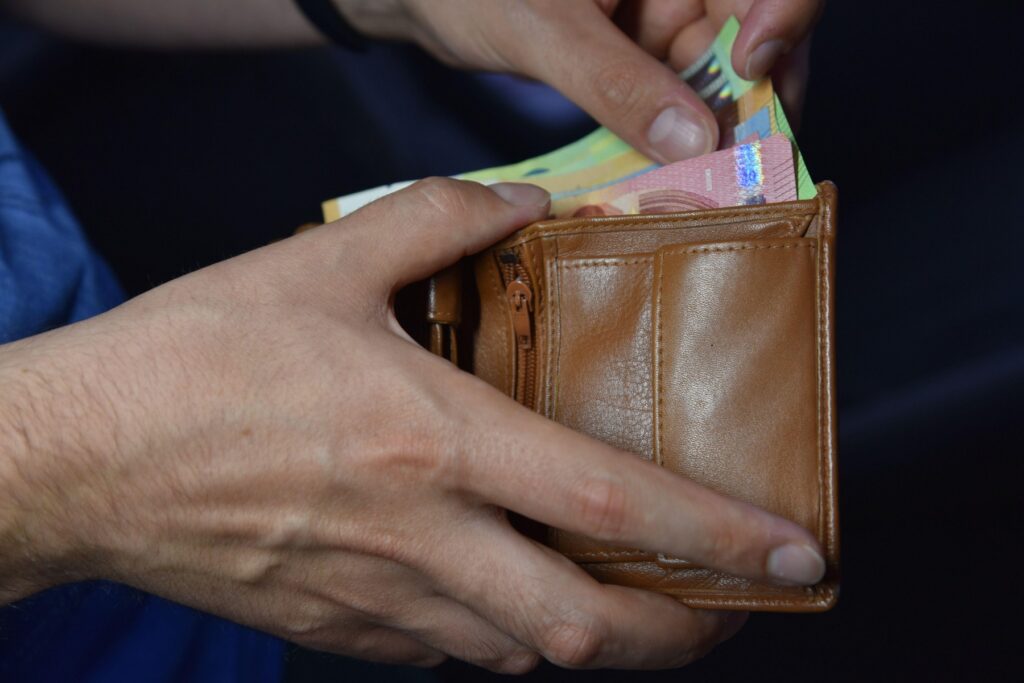 Znano je, kakšna je bila povprečna plača za leto 2023 - Forbes Slovenija