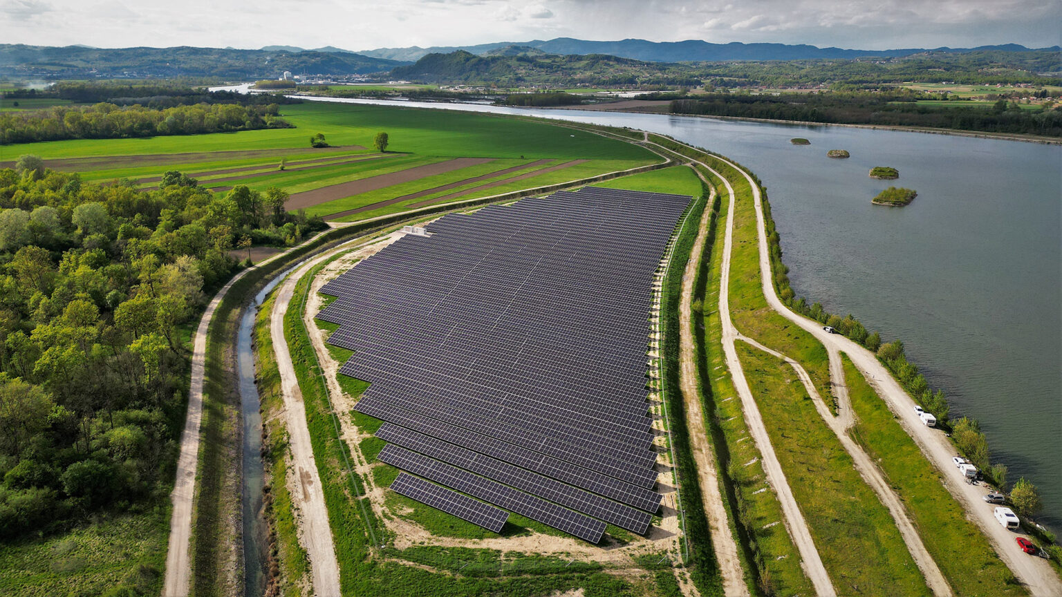 Sončne elektrarne: Slovenija med hitrejšimi v EU, a vseeno šele na ...