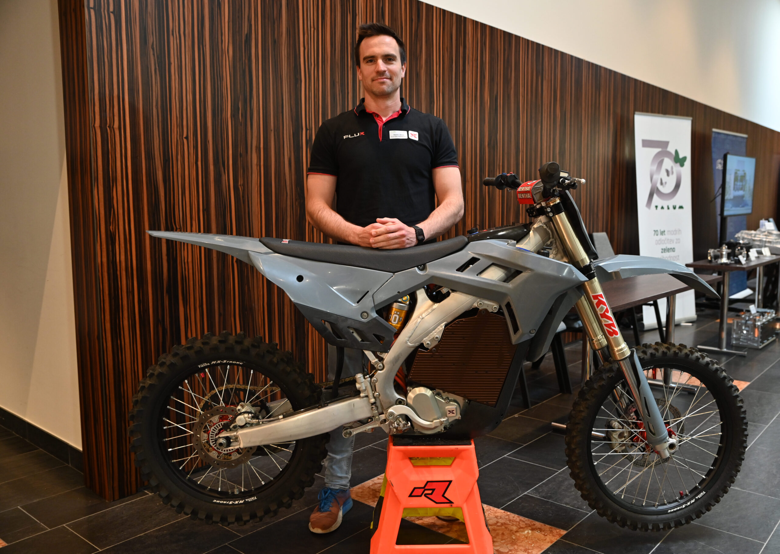 Mladi strojnik, ki pripravlja prvi slovenski dirkaški motor na ...