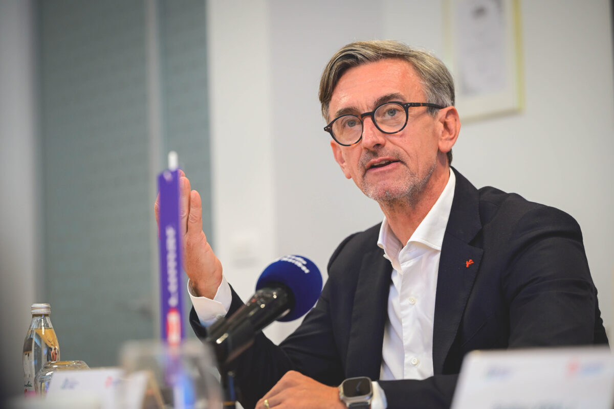 Naročila imajo, a hiš ne morejo postavljati: "Škodo bi lahko ...