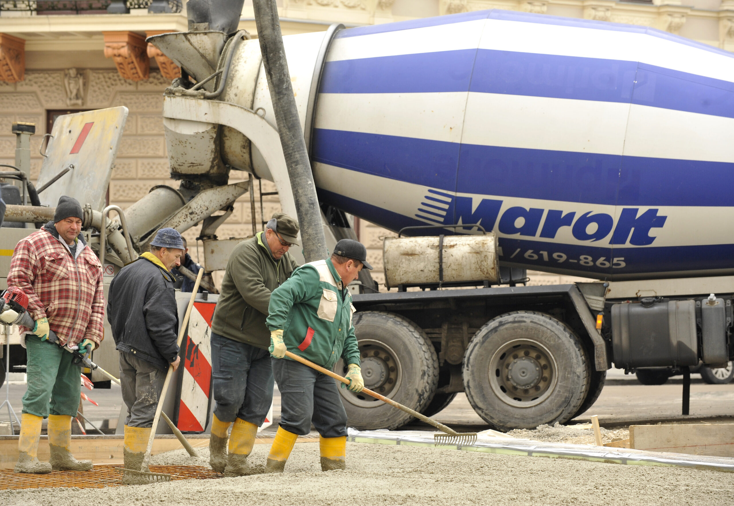 Eden največjih gradbenih prevzemov pri nas: šest betonarn v roke ...