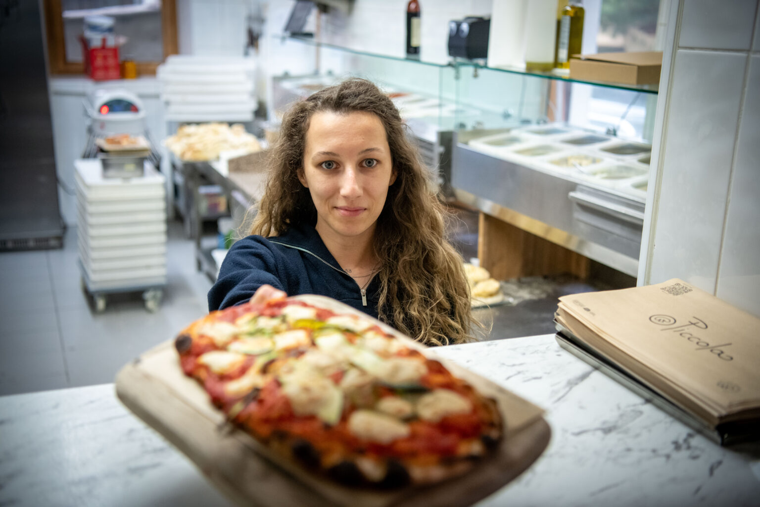 Z zadnjimi evri prišla iz Rima in začela peči pice: danes ima tri lokale - Forbes Slovenija