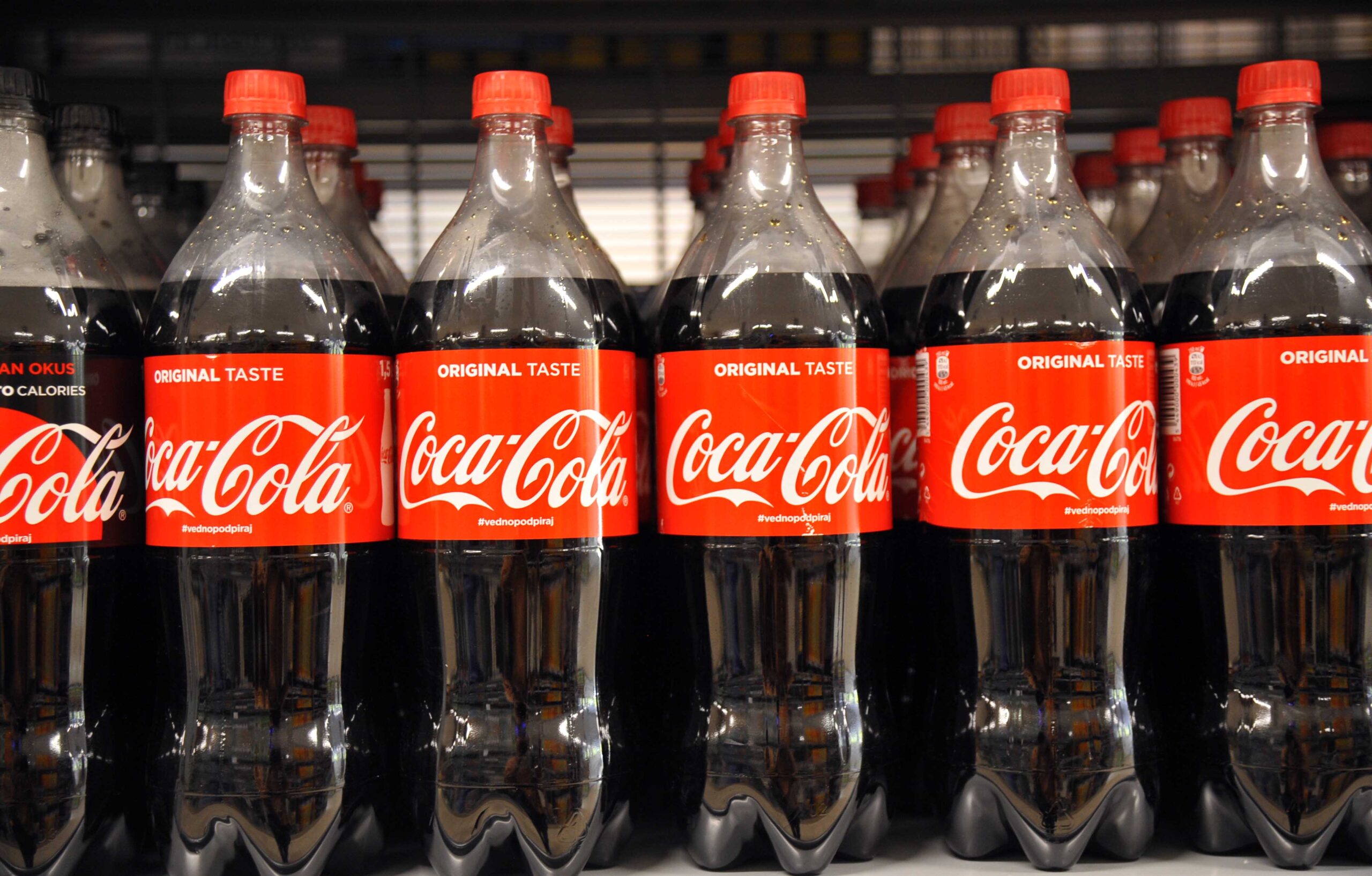 Coca-Cola po očitkih o zavajajočem oglaševanju spreminja označevanje ...