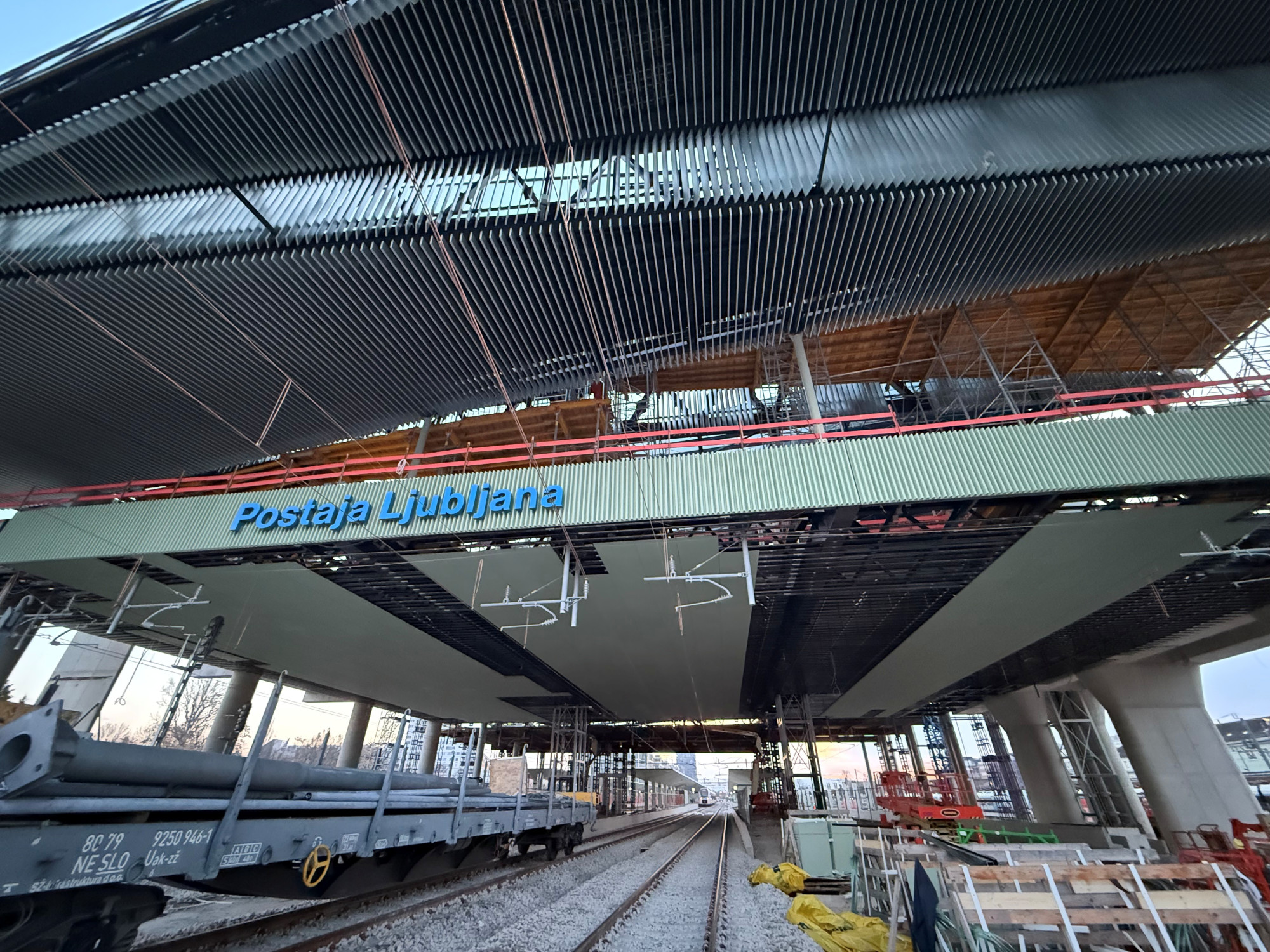 Prvi del nadgradnje glavne železniške postaje v Ljubljani pod streho ...