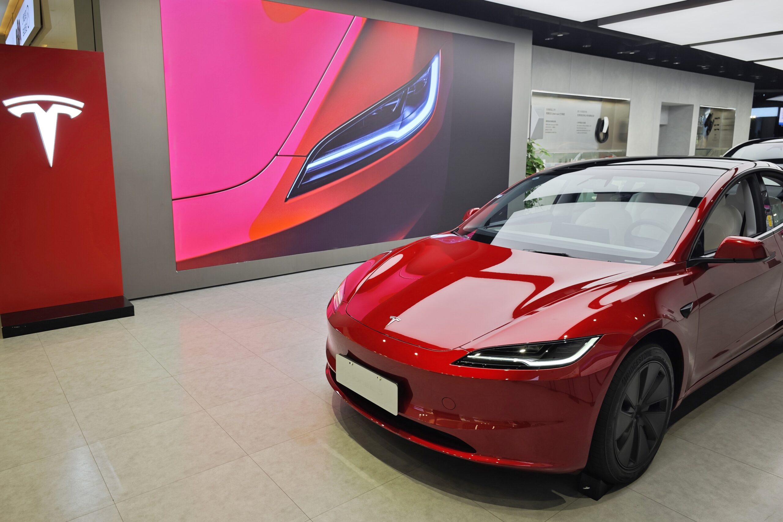 Tesla s cenejšo različico električnega avta znova snubi evropske kupce ...