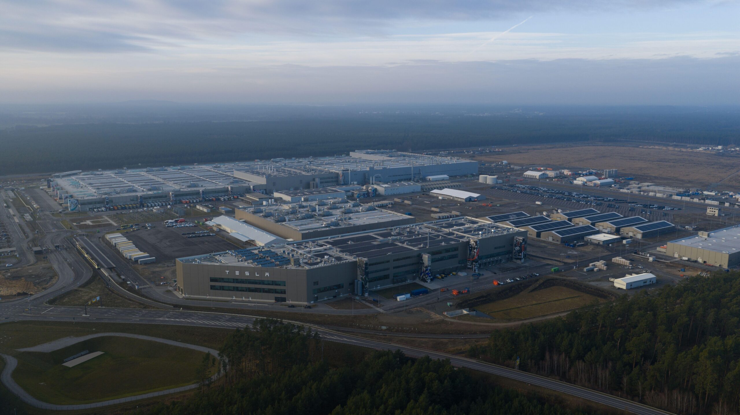 Tesla svojim zaposlenim v Nemčiji nudi poseben prevoz do tovarne ...